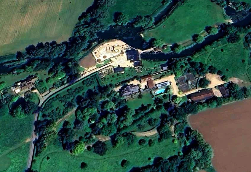 Ray Mill House: The Lacock Estate - Urban Splatter