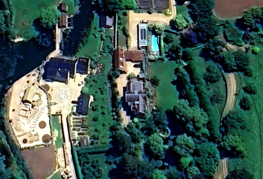 Ray Mill House: The Lacock Estate - Urban Splatter