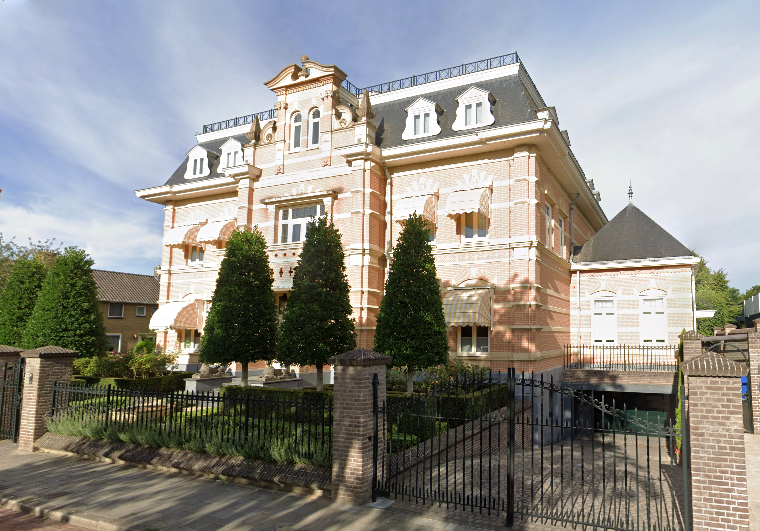 Angus Young House: The Aalten Palace - Urban Splatter