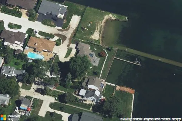 Frank Ragnow House: The Lakeside Manor - Urban Splatter