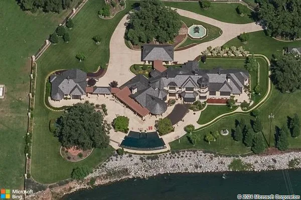 Red Emmerson House: The Redding Residence - Urban Splatter